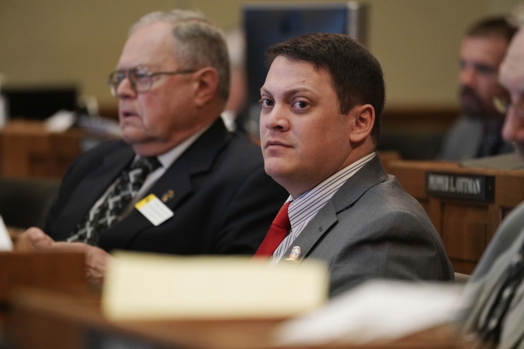 Crossover voting ban dies, other election legislation prevails - WyoFile