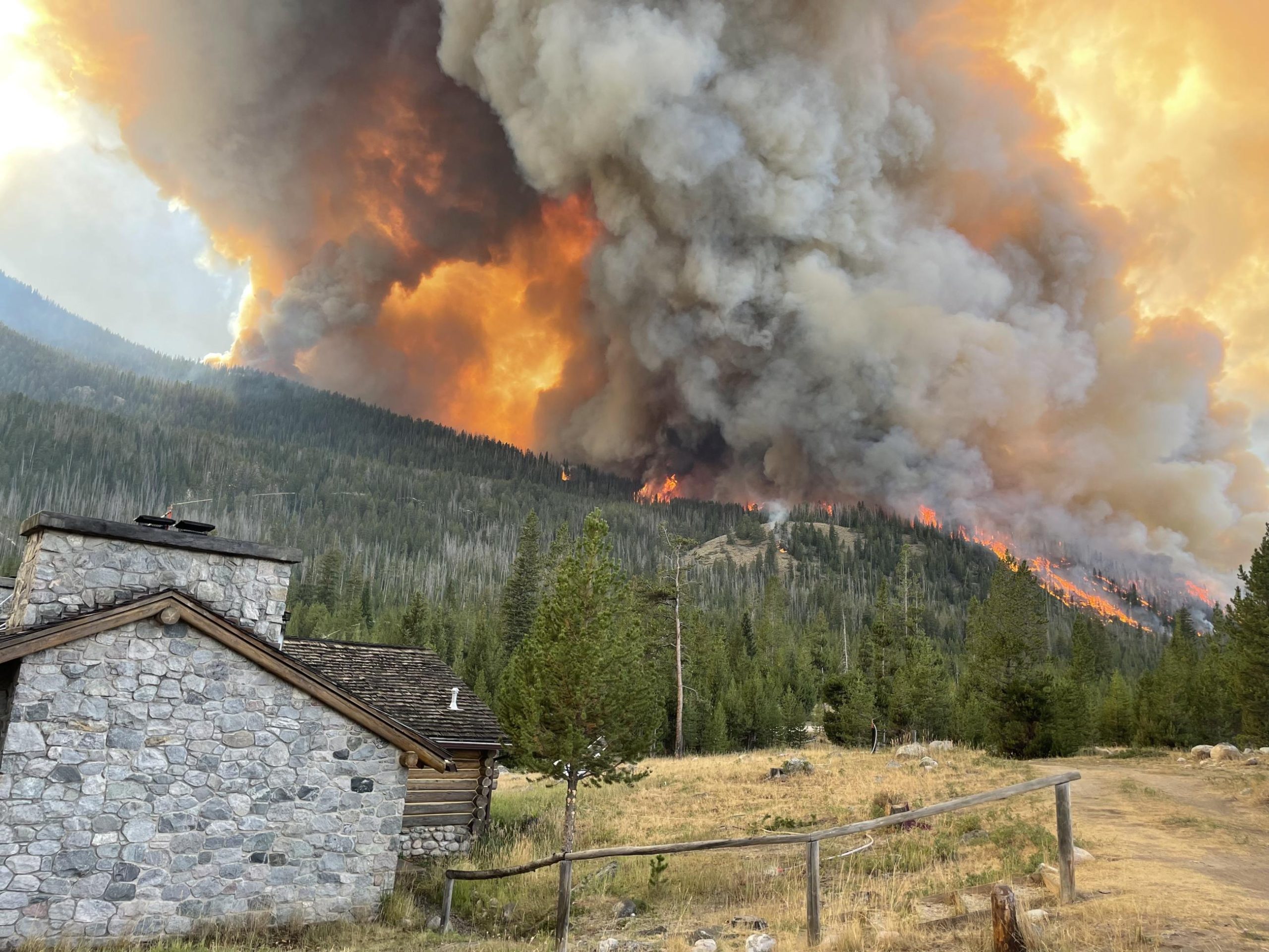 Crews capitalize on favorable weather to corral western Wyoming fire ...